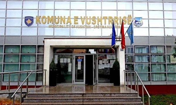 Truck driver threw garbage in private space, Municipality of Vushtrri ...