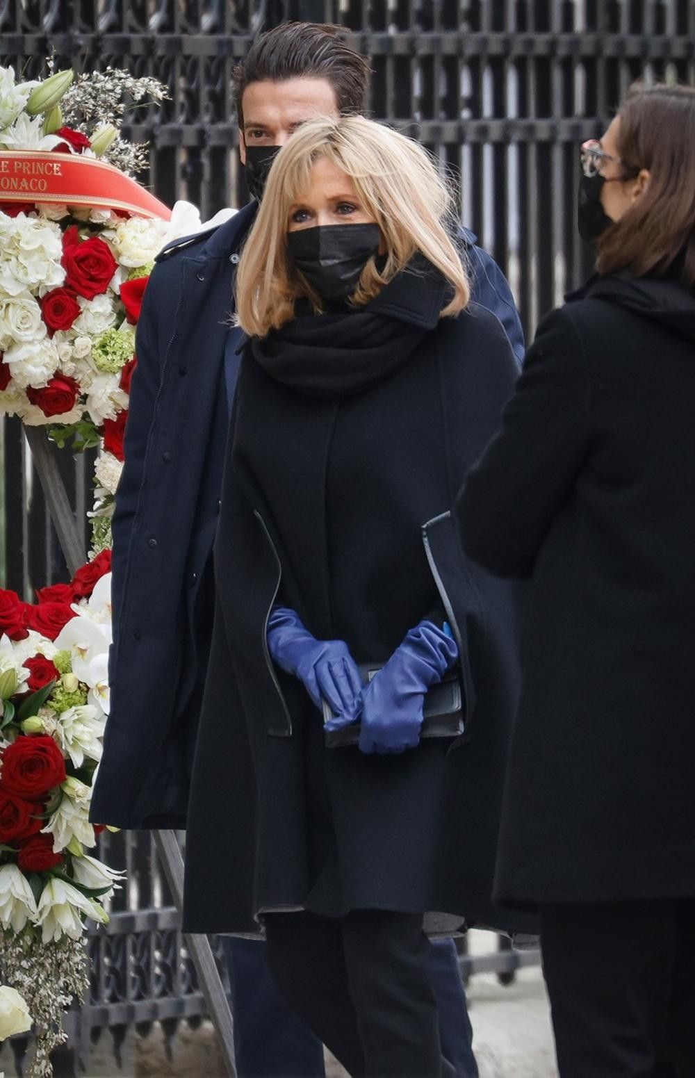 The first lady of France, in perfect edition: Reduced, but still ...