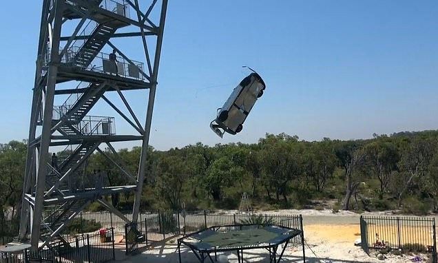 The car jumps on a trampoline from a height of 45 meters - Telegrafi ...