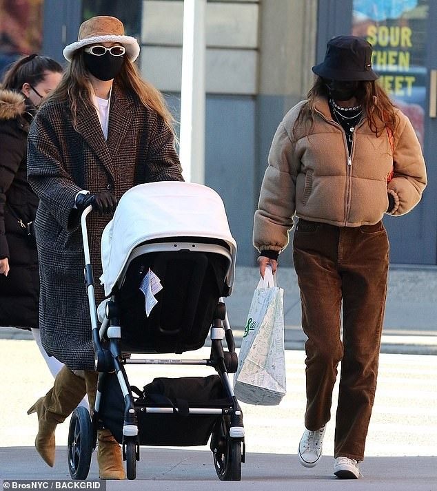 Gigi Hadid looks stylish while walking with her daughter in New York ...
