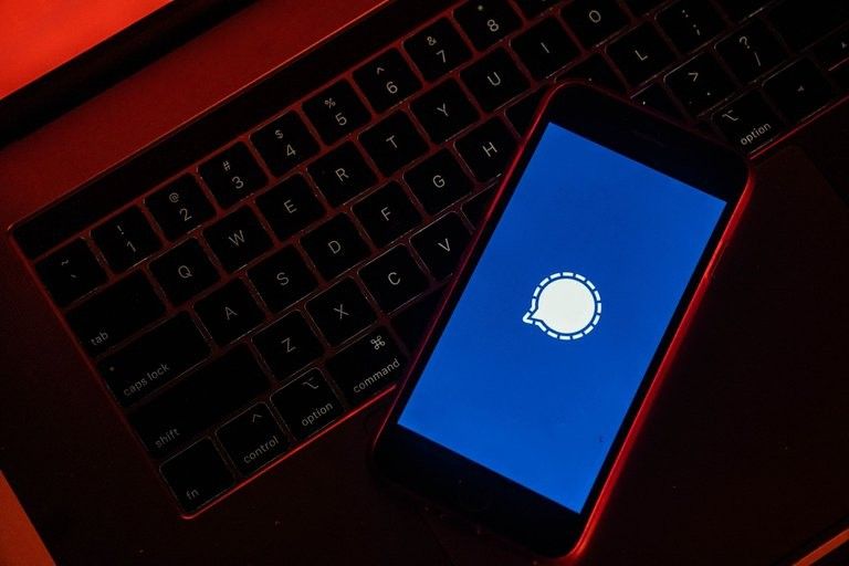 What is Signal and what advantages does it offer compared to WhatsApp ...