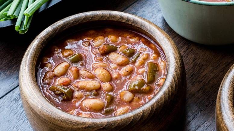Një vakt i preferuar dimëror: Fasule me lakra turshi, ushqim i ...