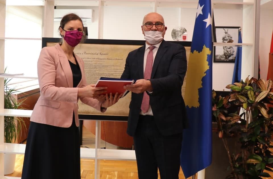 Artane Rizvanolli pranon detyrën e ministres së Ekonomisë - Telegrafi ...