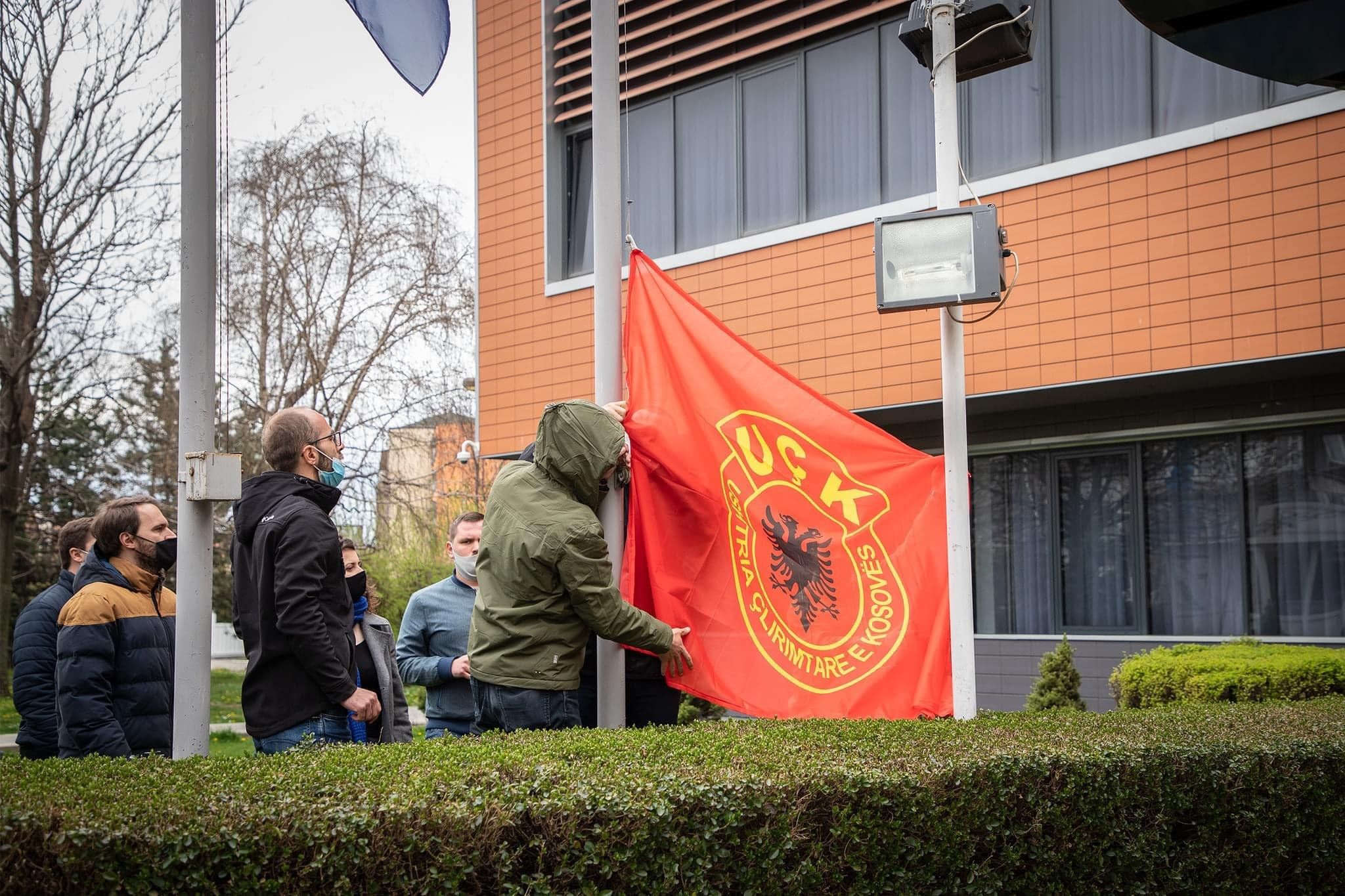 PSD places the KLA flag in the courtyard of the Presidency - Telegrafi ...