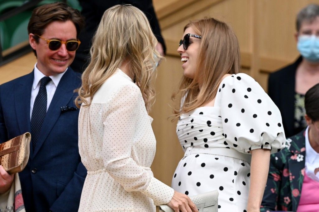 Princess Beatrice attends tennis tournament wearing polka dot dress ...