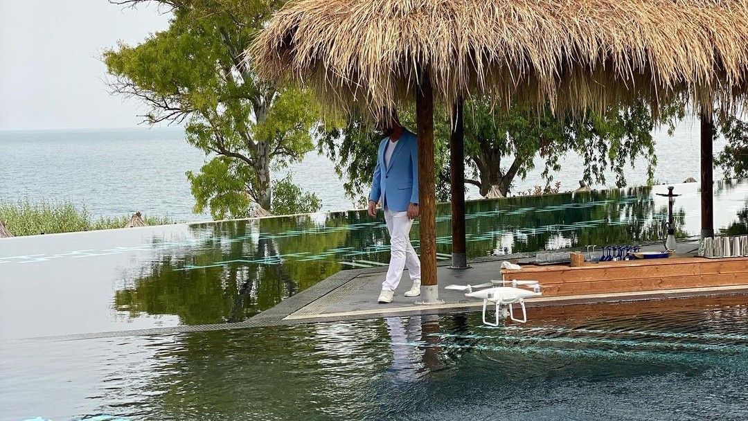 Sinan Hoxha publishes the clip of the song "Se le baba" - Telegrafi ...