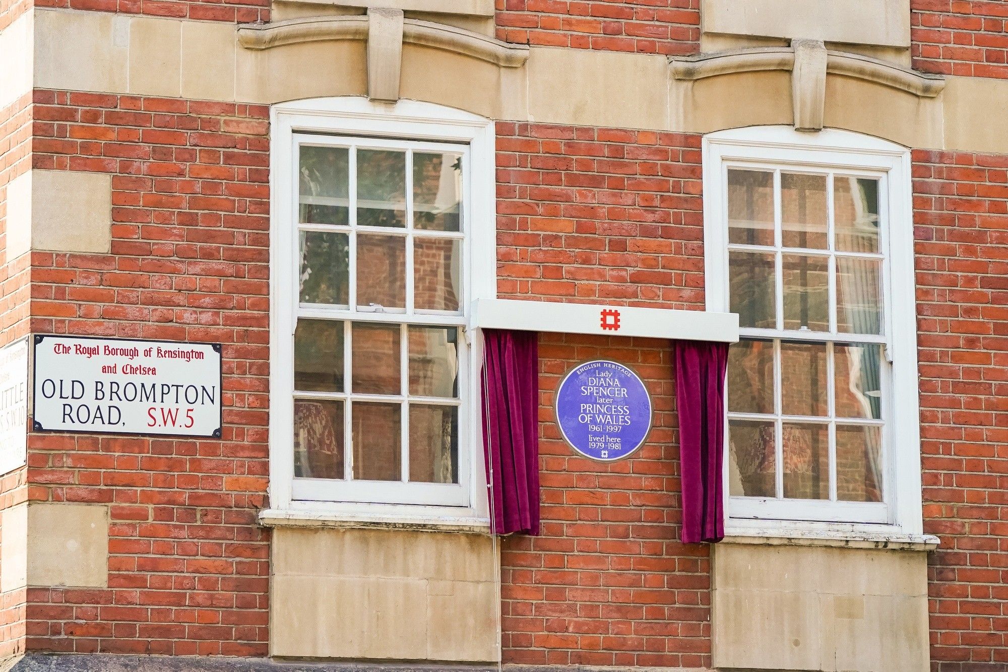 Princess Diana is honored with a blue plaque in her former residence in ...
