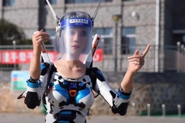 Kinezët që shkojnë të testohen kundër COVID-19, i pret roboti ...