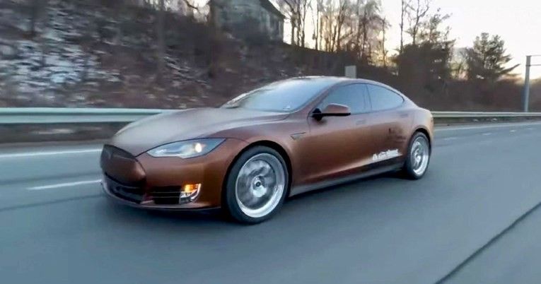 Tesla Model S pajiset me një motor V8, vetëm për të nxjerr tingull të ...