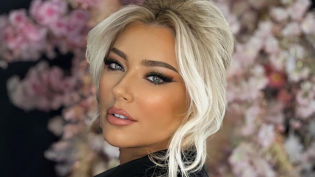 Ronela interprets the lyrics of the song "Sekret" as poetry - Telegrafi ...