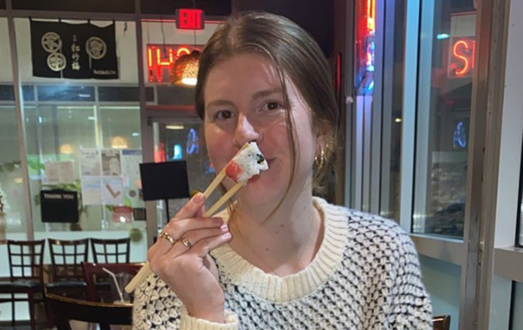 Danielles mori pjesë në lojën sfiduese: Ajo hëngri 32 rrotulla sushi ...