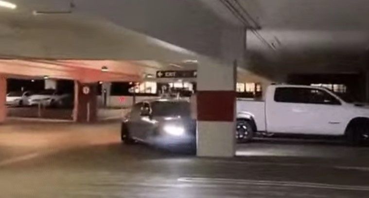 Kur një shtyllë betoni në parking “shfaqet papritmas përballë një BMW ...