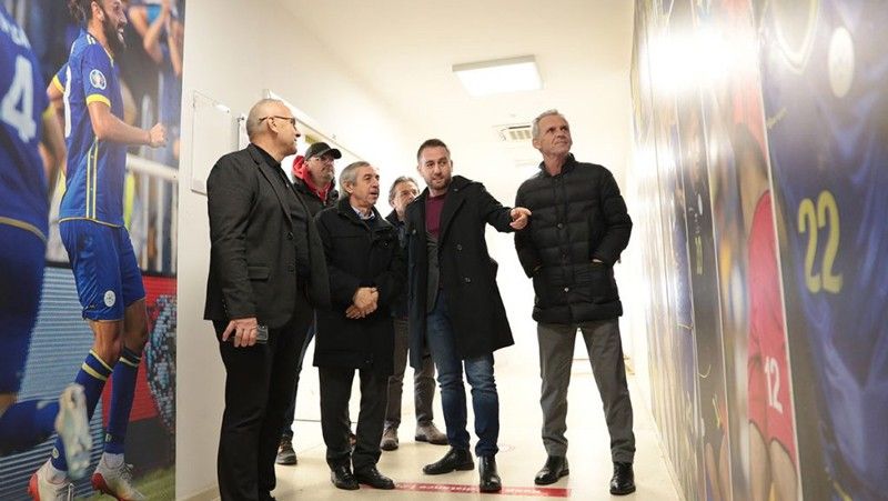 The new selector of Kosovo, Giresse, visits the "Fadil Vokrri" stadium ...