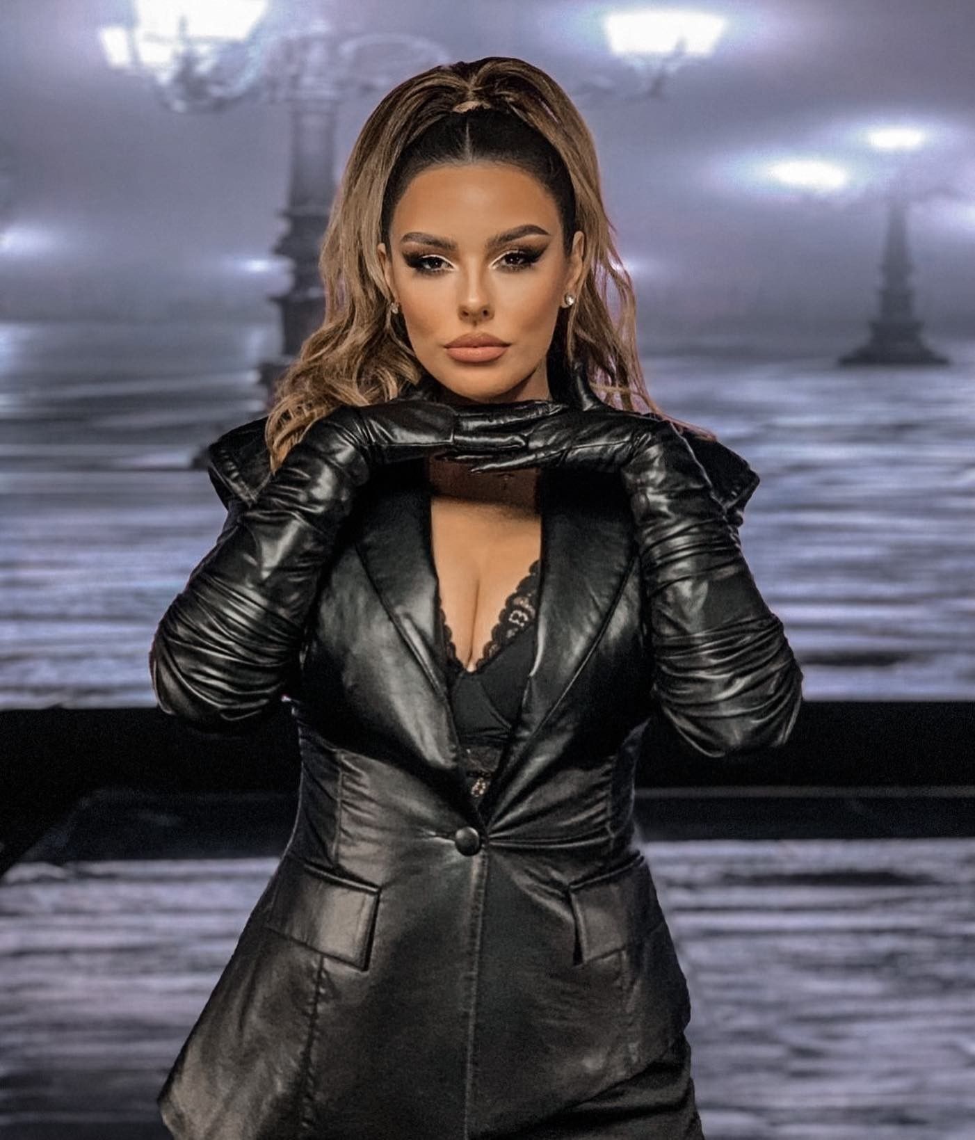 Anxhela Peristeri publikon klipin e këngës “Lajkat” - Telegrafi - Telegrafi