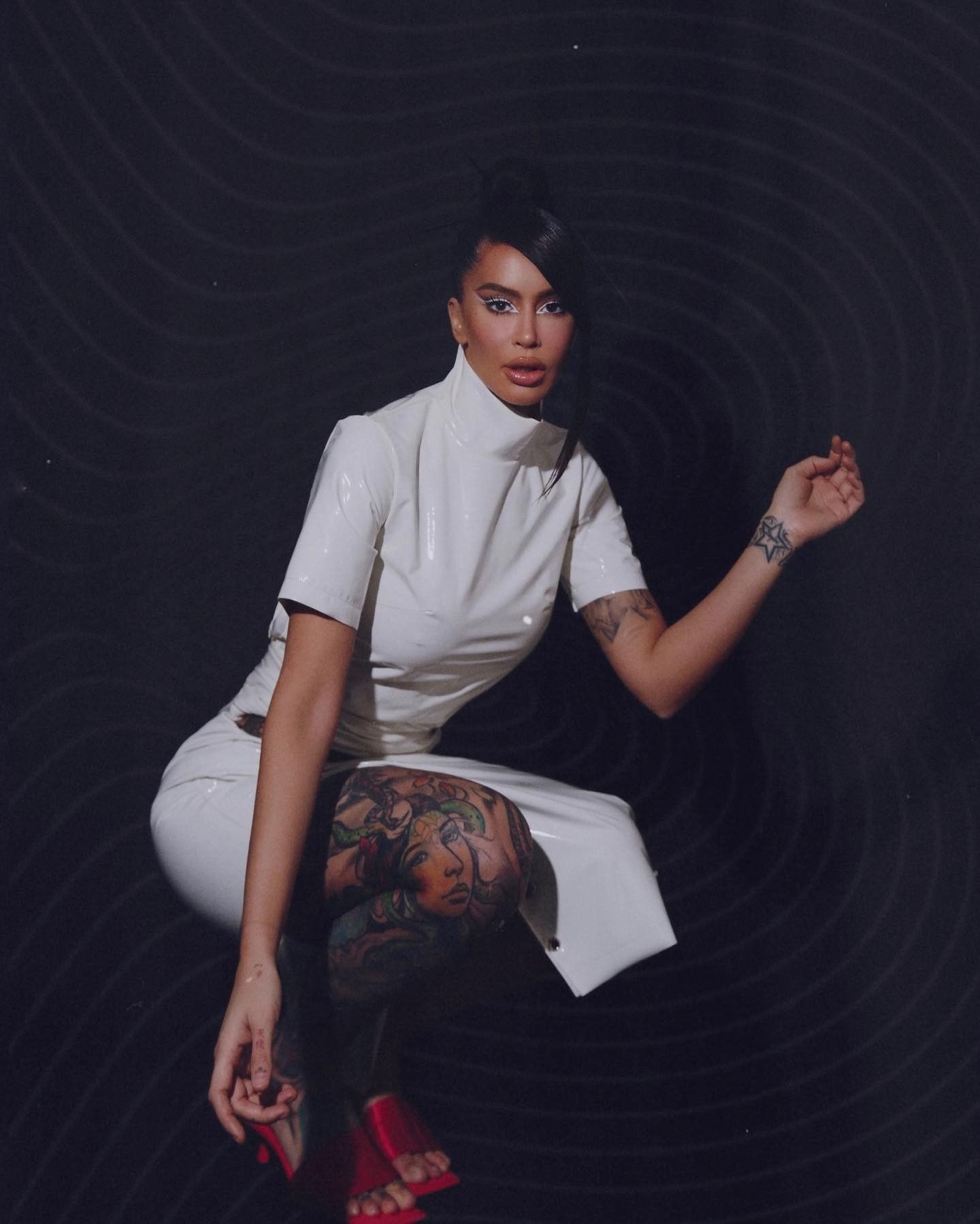 Dafina Zeqiri sjell fotosesion të ri, shfaqet unike dhe me shumë stil ...