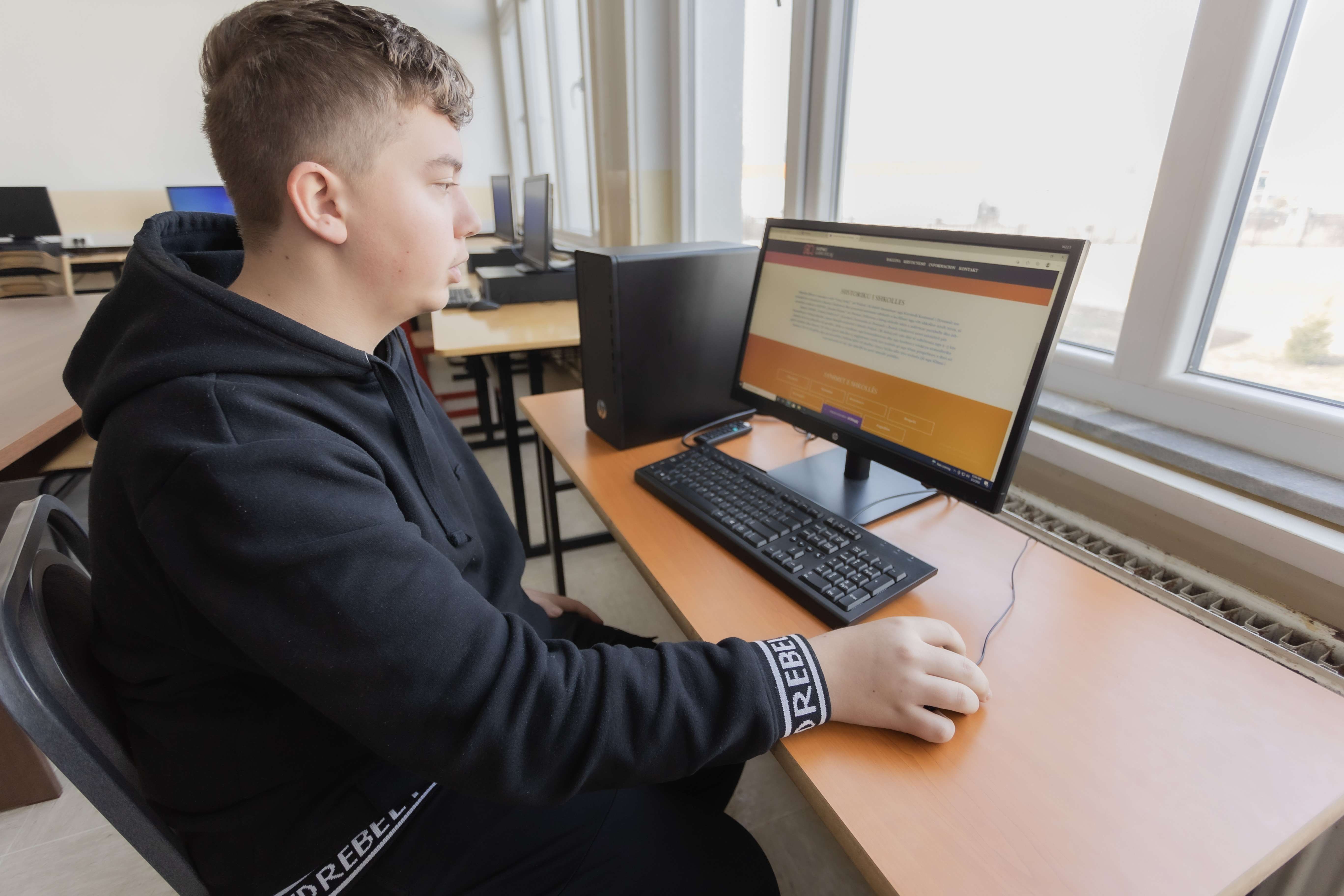 Al Trade Center continues to contribute to the development of education ...