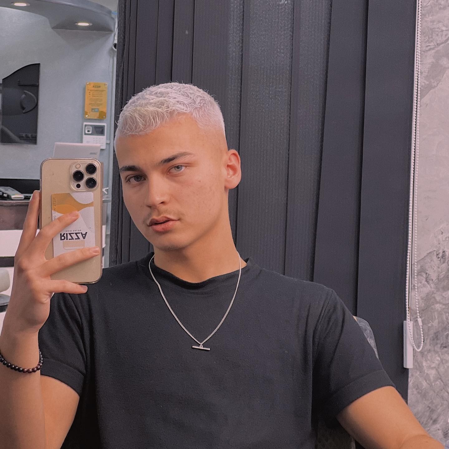 Gessti publikon këngën e re "Teshat" - Telegrafi - Telegrafi