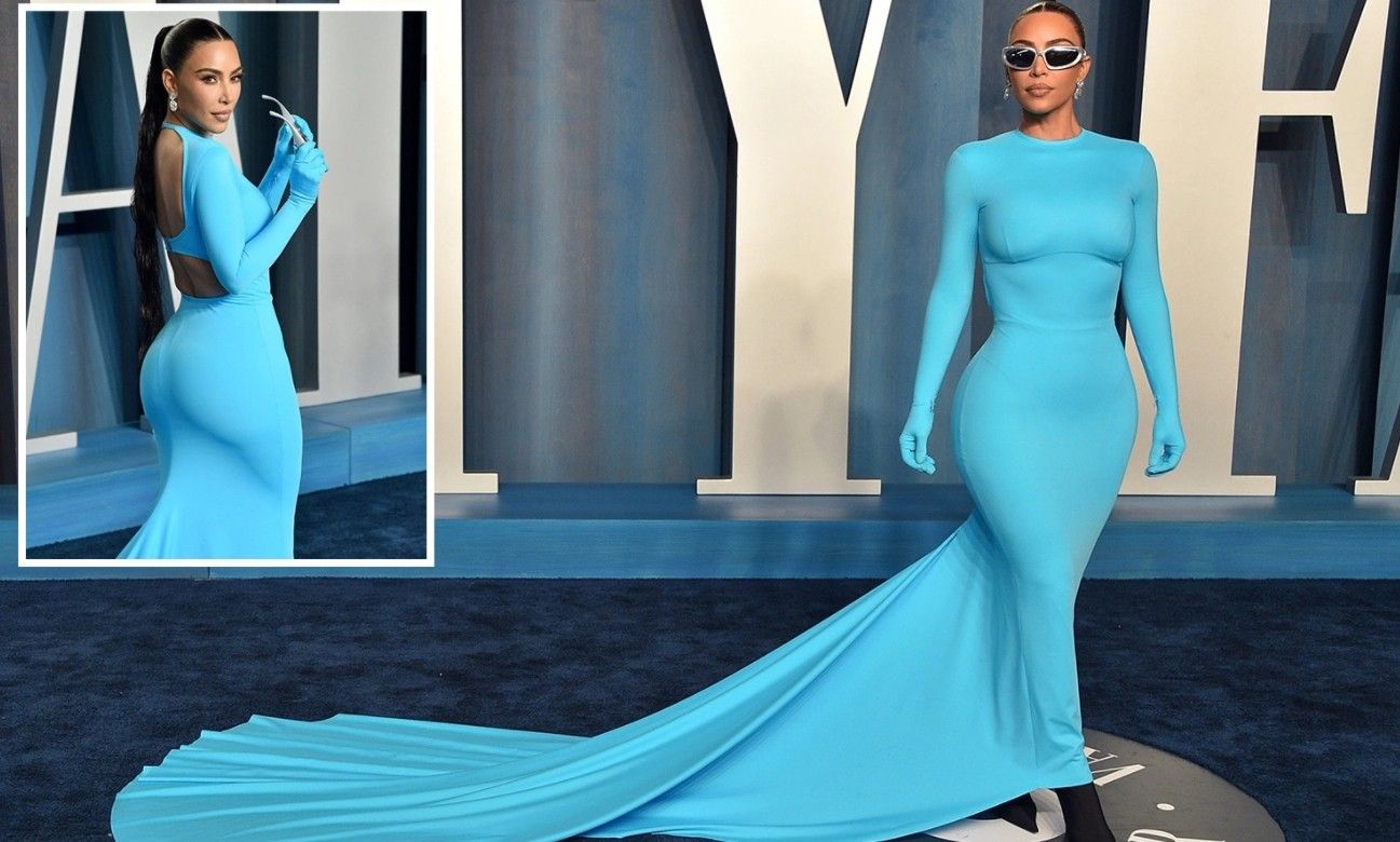 Kim Kardashian theksoi linjat e trupit në fustanin e kaltër dhe të ...