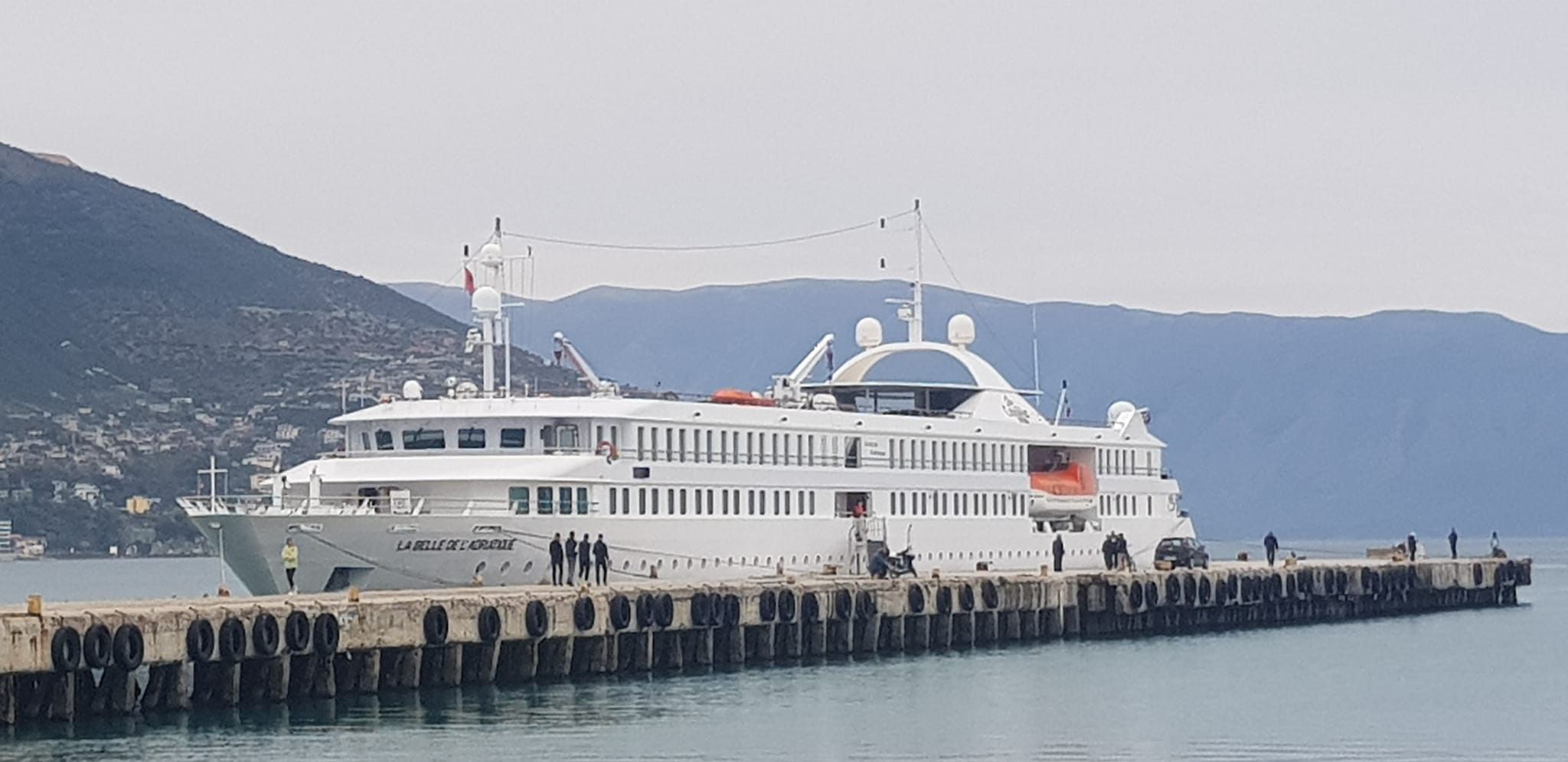 The tourist ship with 72 French tourists anchors in Vlora - Telegrafi ...