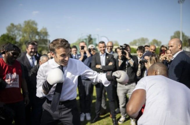 Macron 'gets into' a boxing fight - Telegraph - Telegraph