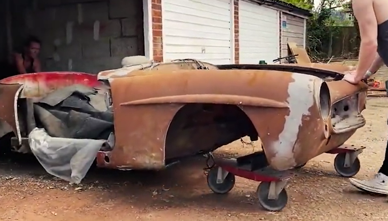 This rusty Mercedes-Benz was sold for almost 48 thousand euros ...