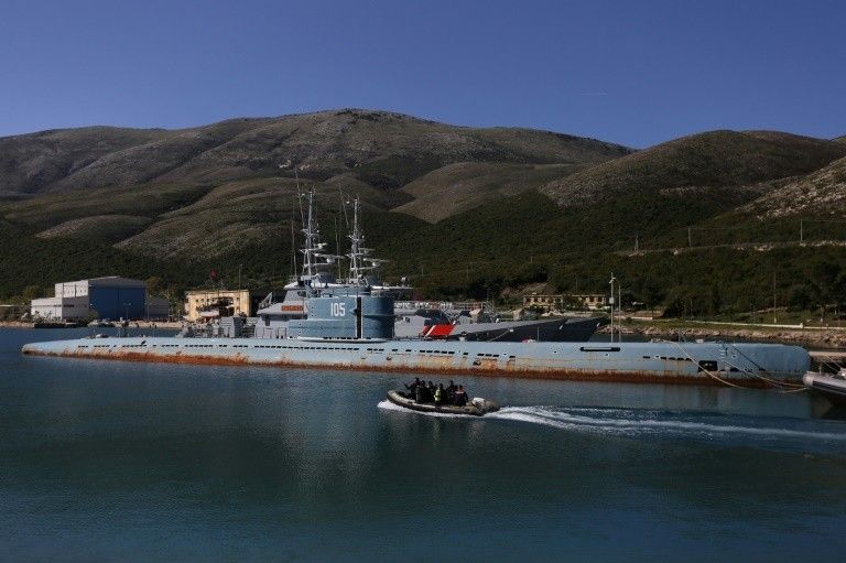The Albanian submarine from the time of the Soviet Union that refuses ...