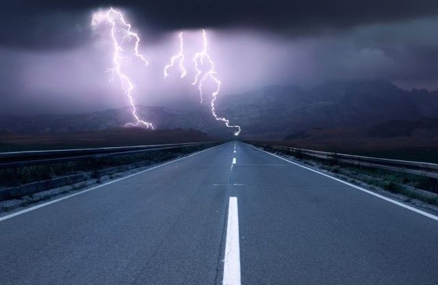 The moment when lightning strikes a car in Florida - Telegraph - Telegraph