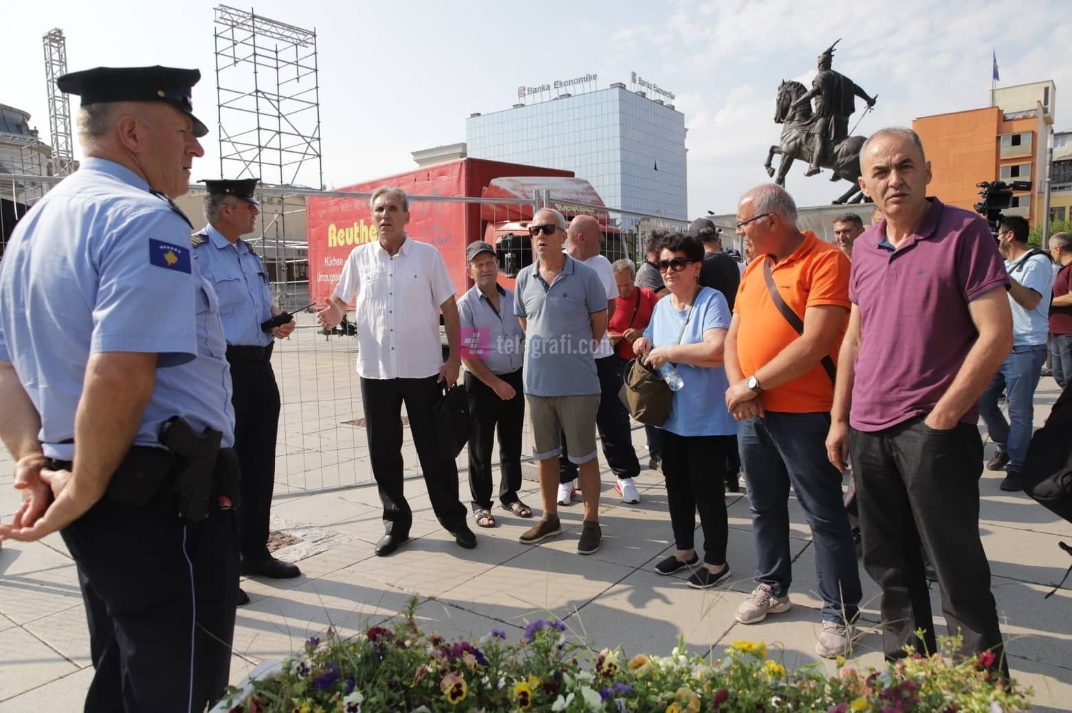 The workers of "Kosova Thëngjilli" are protesting, demanding the ...