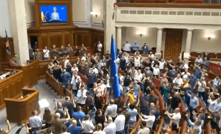 Flamuri i BE-së valoi për herë të parë në parlamentin ukrainas ...