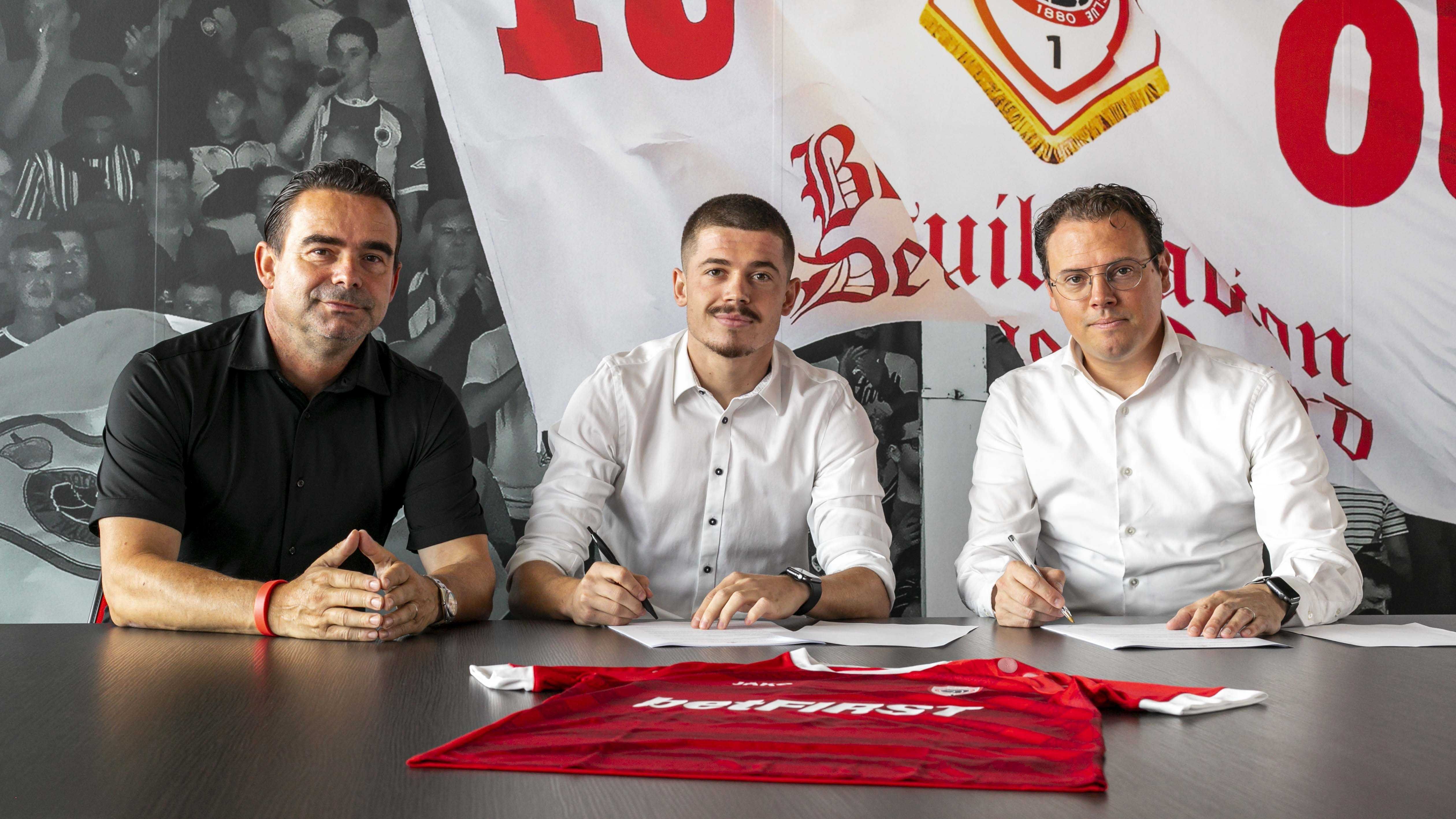 Official: Arbnor Muja, new player of Royal Antwerp - Telegrafi - Telegrafi