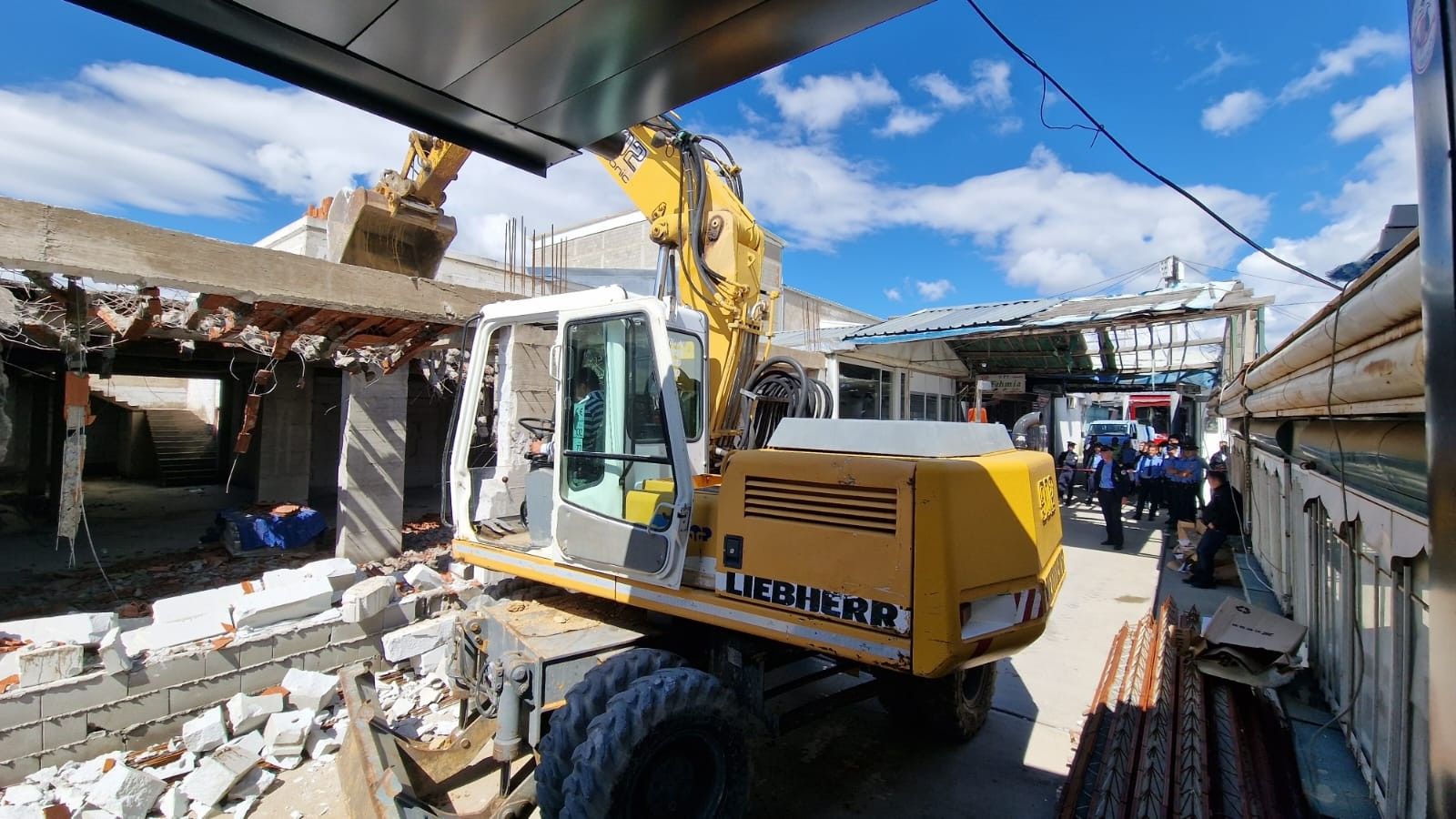 The inspection in Pristina demolishes an unauthorized building inside ...