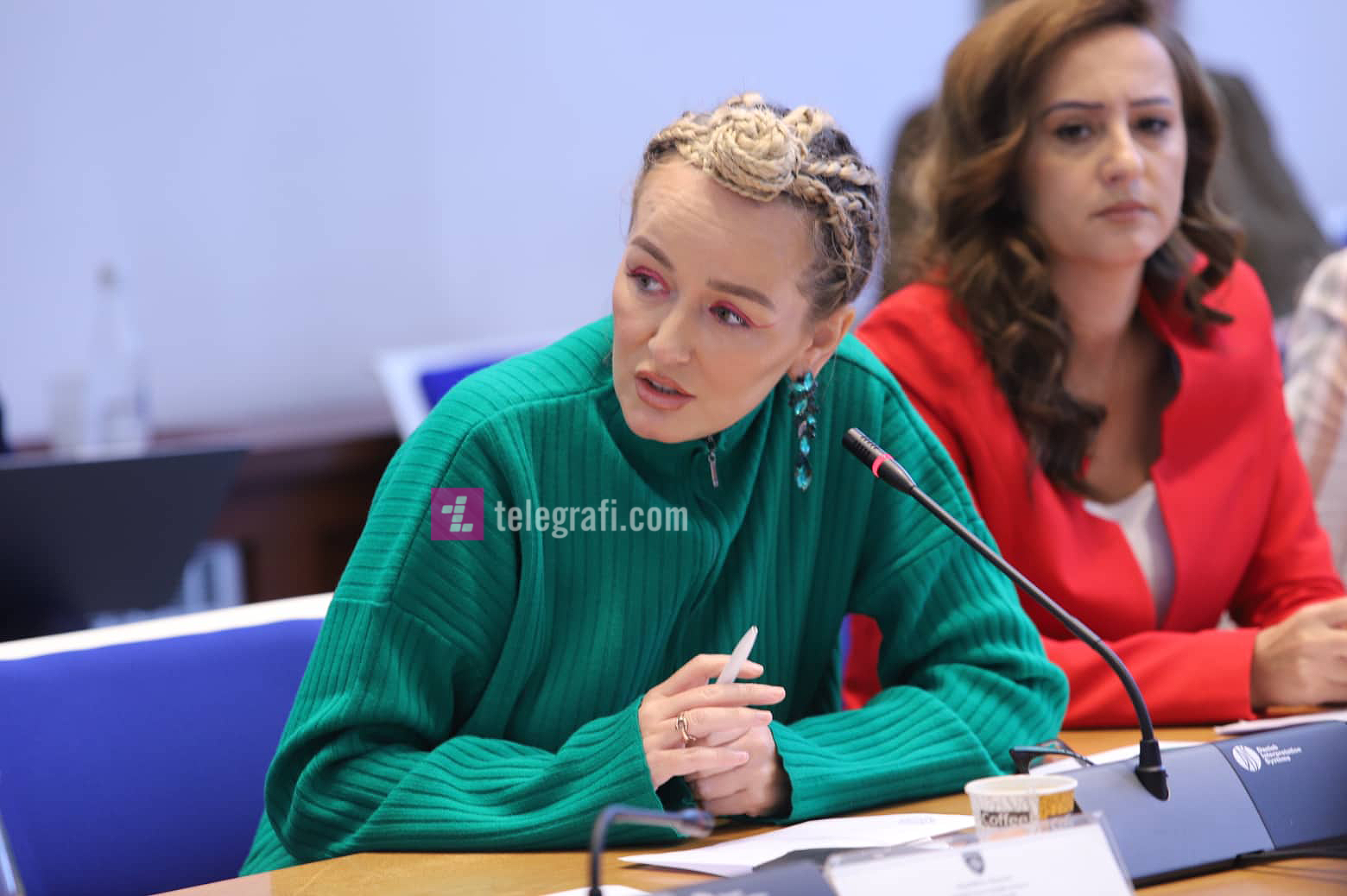 Adriana Matoshi merr vëmendje me stilin e veçantë të flokëve në ...