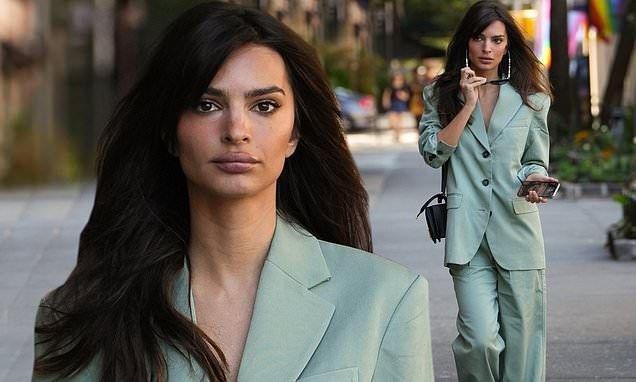 Emily Ratajkowski turns the sidewalk into the runway wearing a ...
