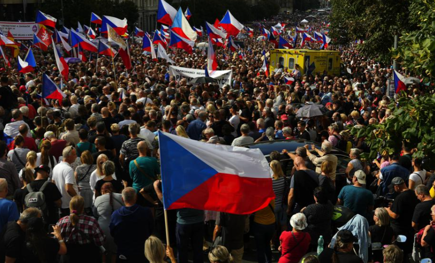 Mijëra njerëz protestojnë në Çeki pasi akuzojnë qeverinë për ...