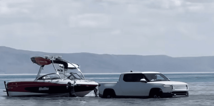 The video shows the Rivan R1T car moving in the lake - Telegrafi ...
