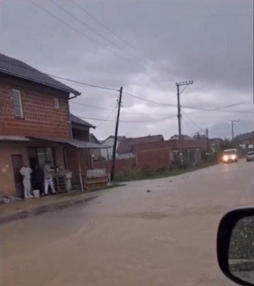 Reshjet e dendura të shiut vërshojnë fshatrat e Rahovecit - Telegrafi ...