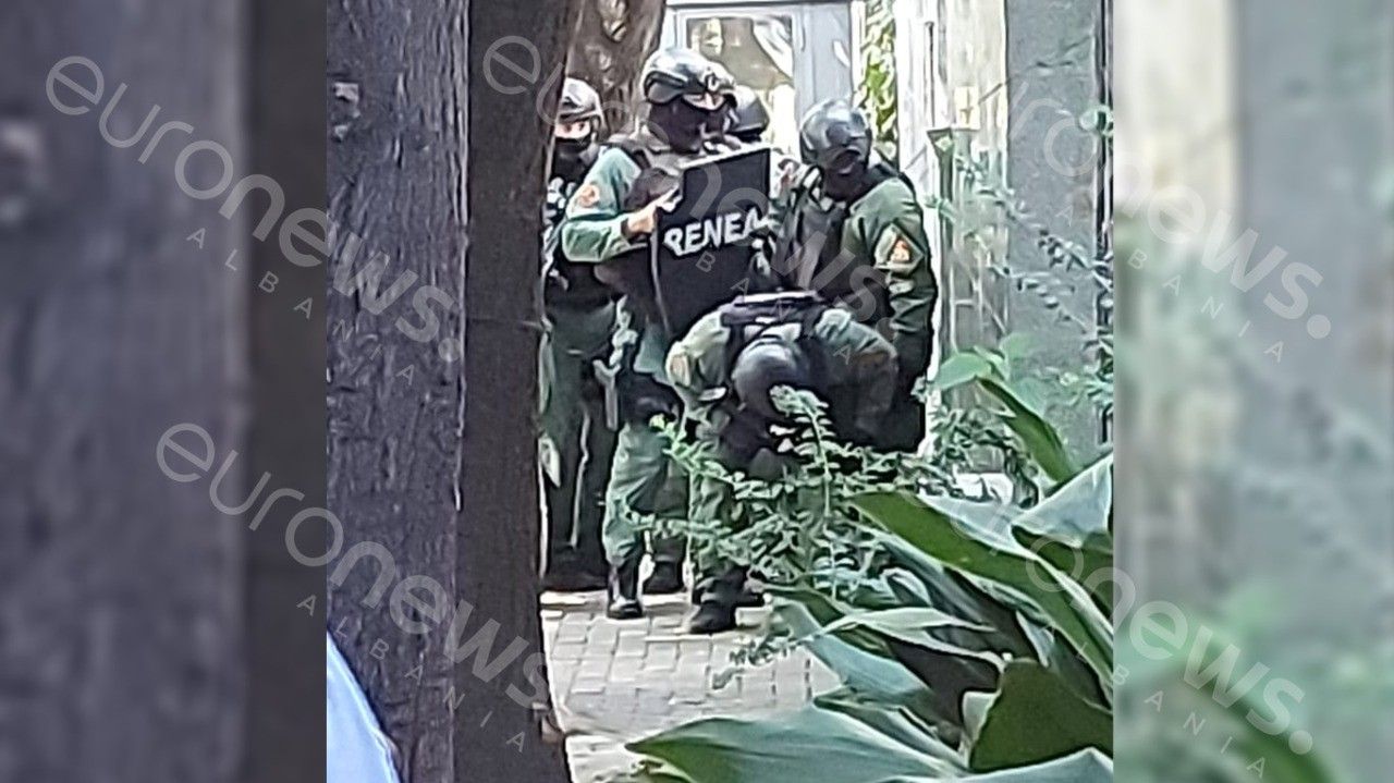 Momenti kur forcat RENEA mësyjnë në ambasadën iraniane - Telegrafi ...