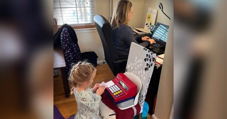 A mother shared a photo of her daughter imitating her in the home ...