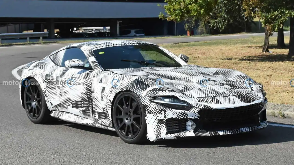 Ferrari spy photos capture modified Roma that appears to hide a V12 ...