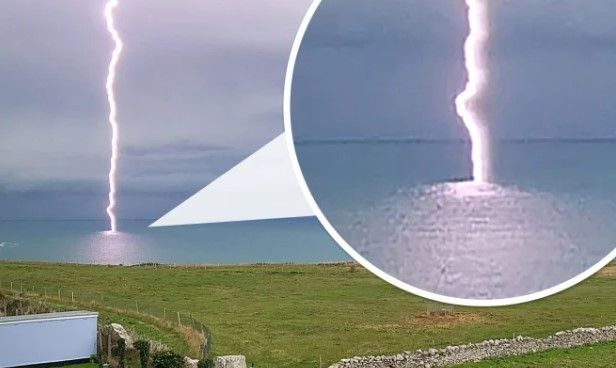 Rrufeja godet detin në një moment të rrallë të kapur nga kamera ...