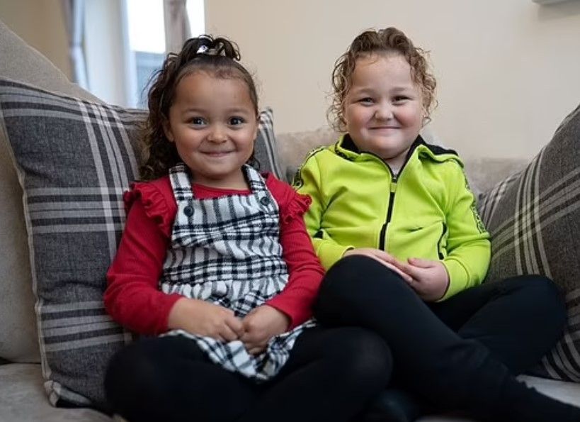 The twins were born with different skin colors and grew up in separate ...