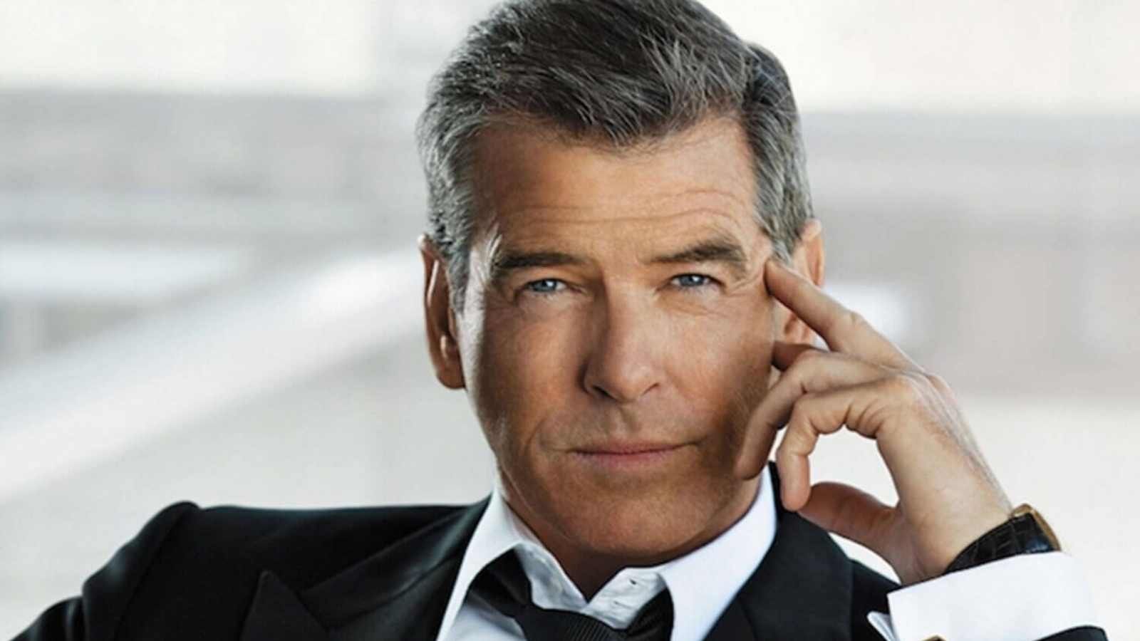 The world's most famous secret agent 007 looks good even in a pink suit ...