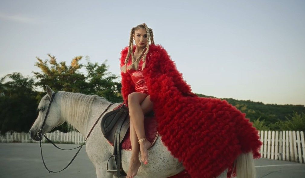 Adea Pula publikon "Ti", vjen me paraqitje atraktive në klip ...