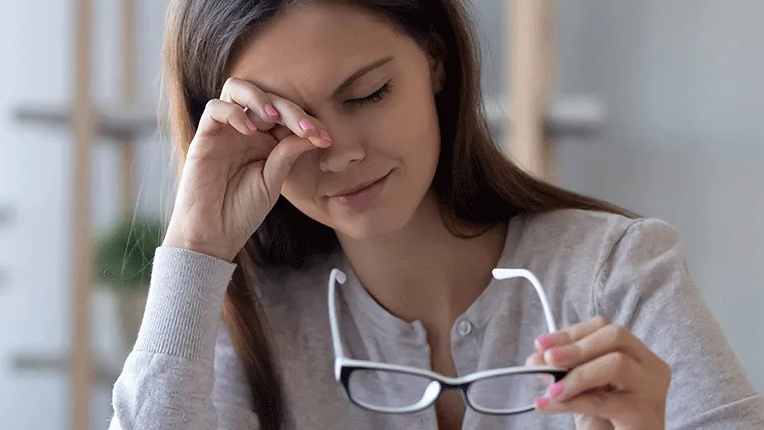 Fërkimi i shpeshtë i syve, një shprehi jo e mirë - Telegrafi - Telegrafi