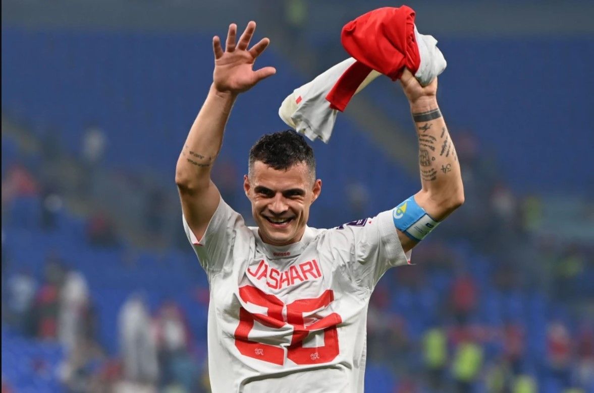 Xhaka thyen heshtjen dhe tregon arsyen pse veshi fanellën e Jasharit pas ndeshjes - Telegrafi ...