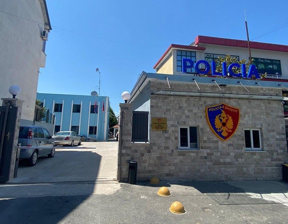 Turned the bar into a cocaine outlet, the owner and the waiter were ...