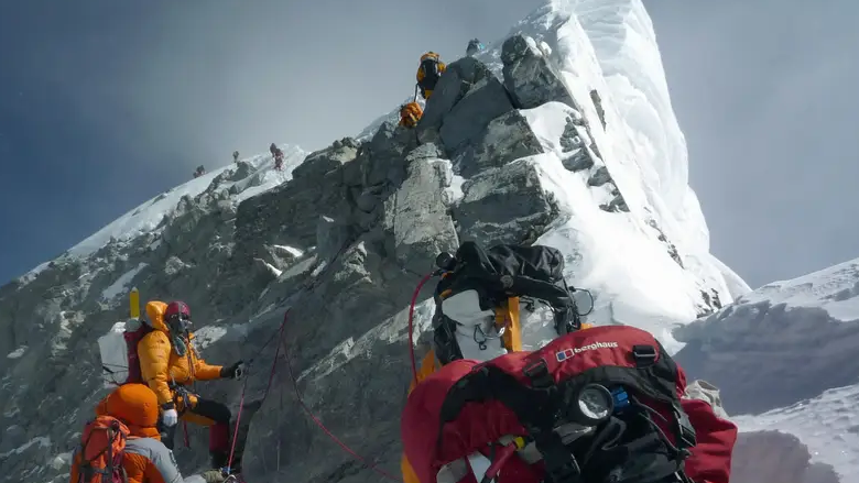 What happens to your body in the 'death zone' of Mount Everest ...