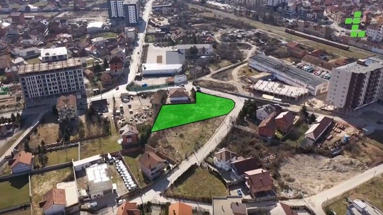 Kjo tokë në qendër të Pejës ka shumë përparësi për ndërtime të mëdha ...