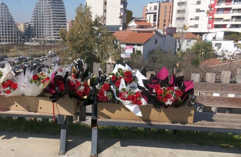 Edhe “Shën Valentini” në krizë, largimi i të rinjve dhe varfëria ...