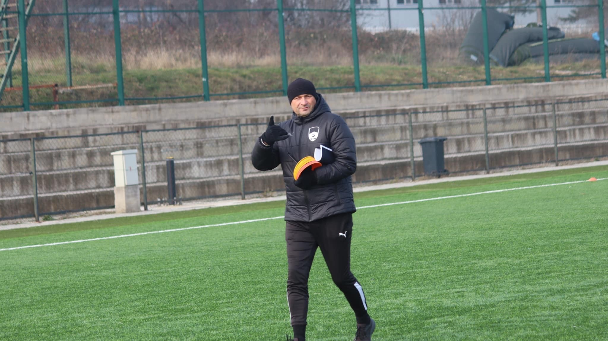 Panadic congratulates his players after the draw with the Balkans ...